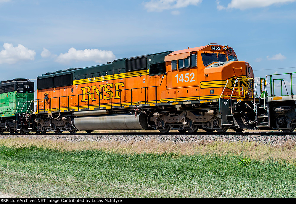 BNSF 1452 on westbound BNSF manifest train